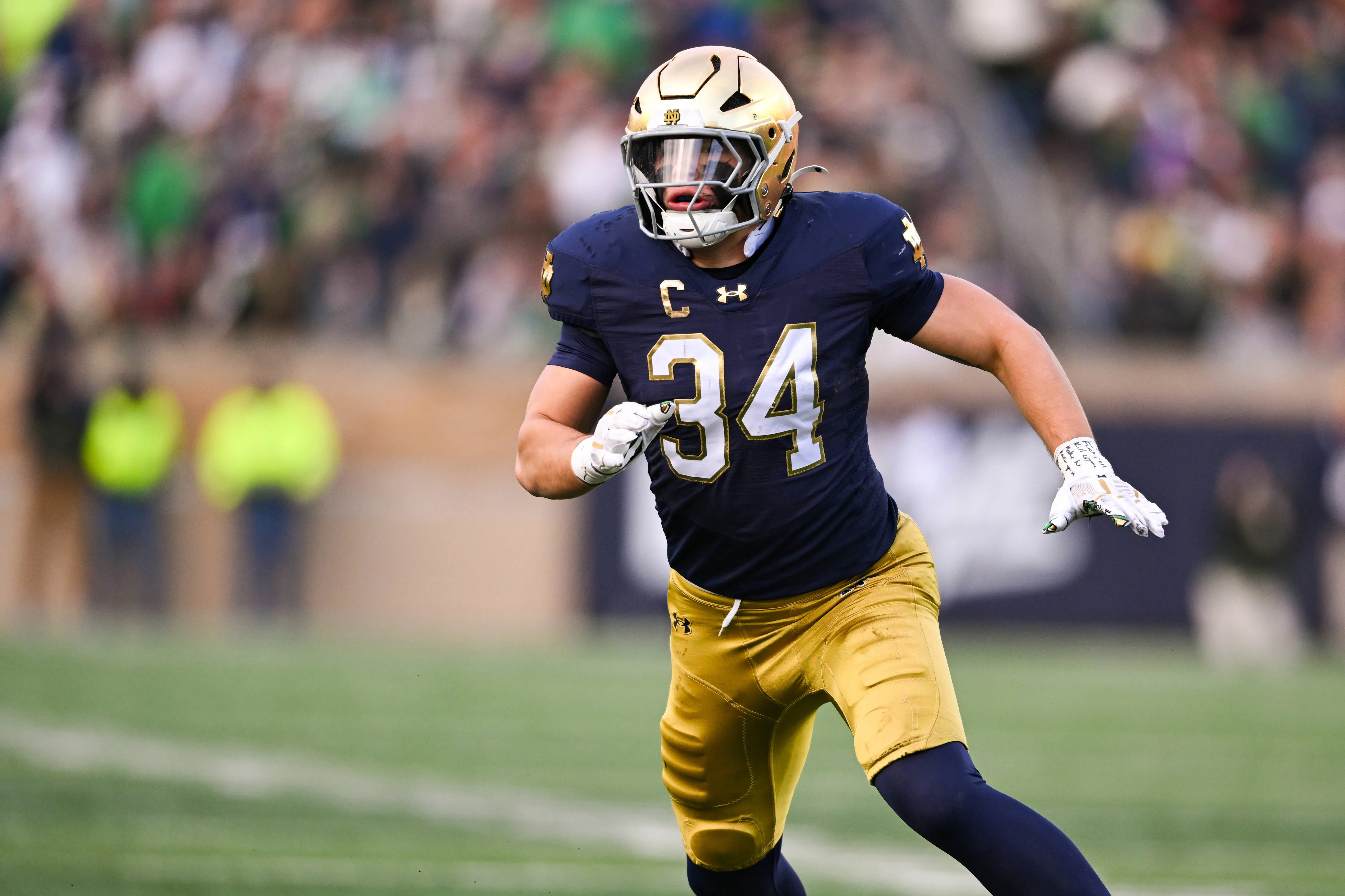 Here Come the Irish: Linebacker Drayk Bowen to stay at Notre Dame for ...