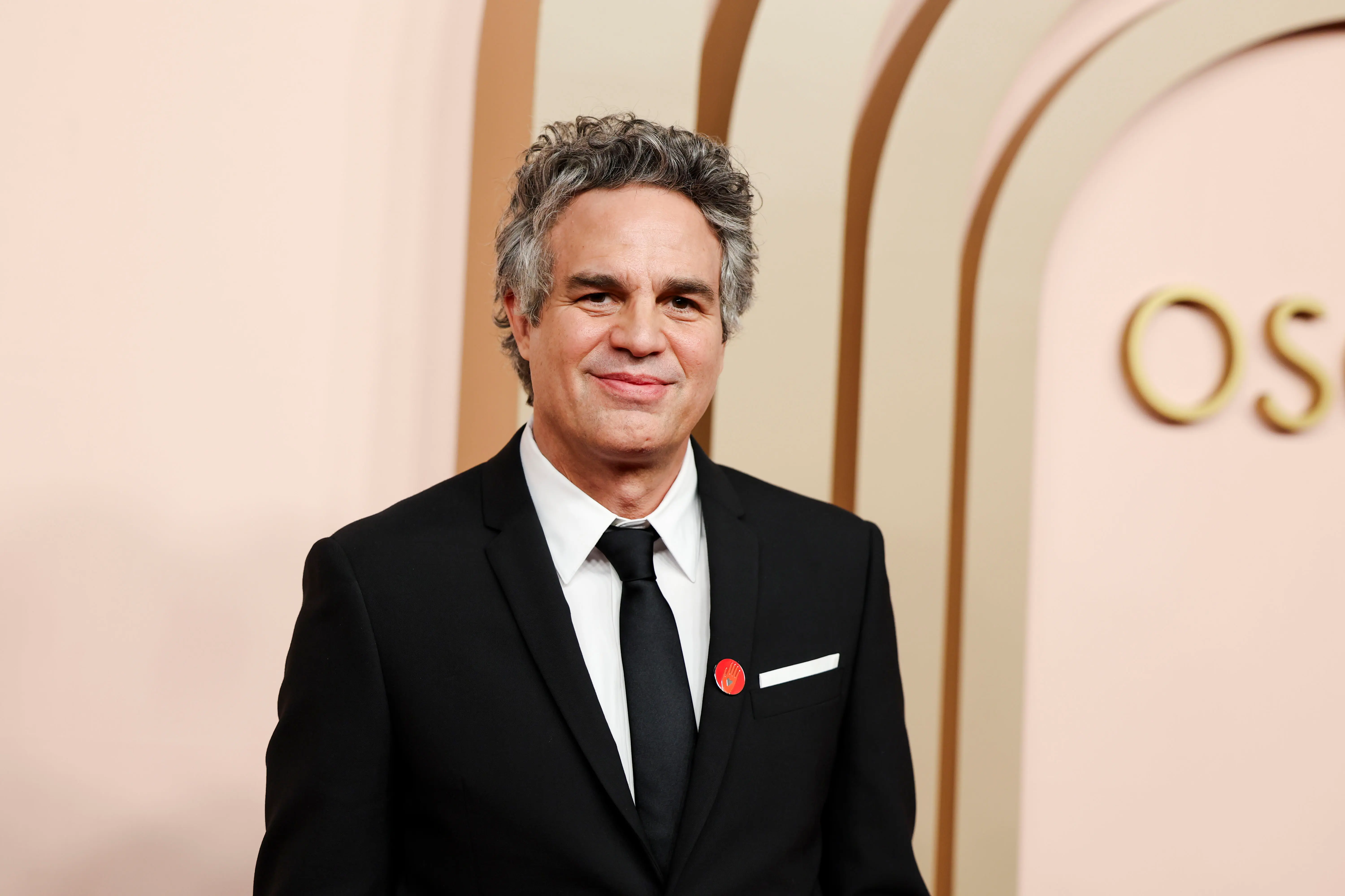 Mark Ruffalo leads ‘Be Good’ pin protest at Golden Globes, blasting ...