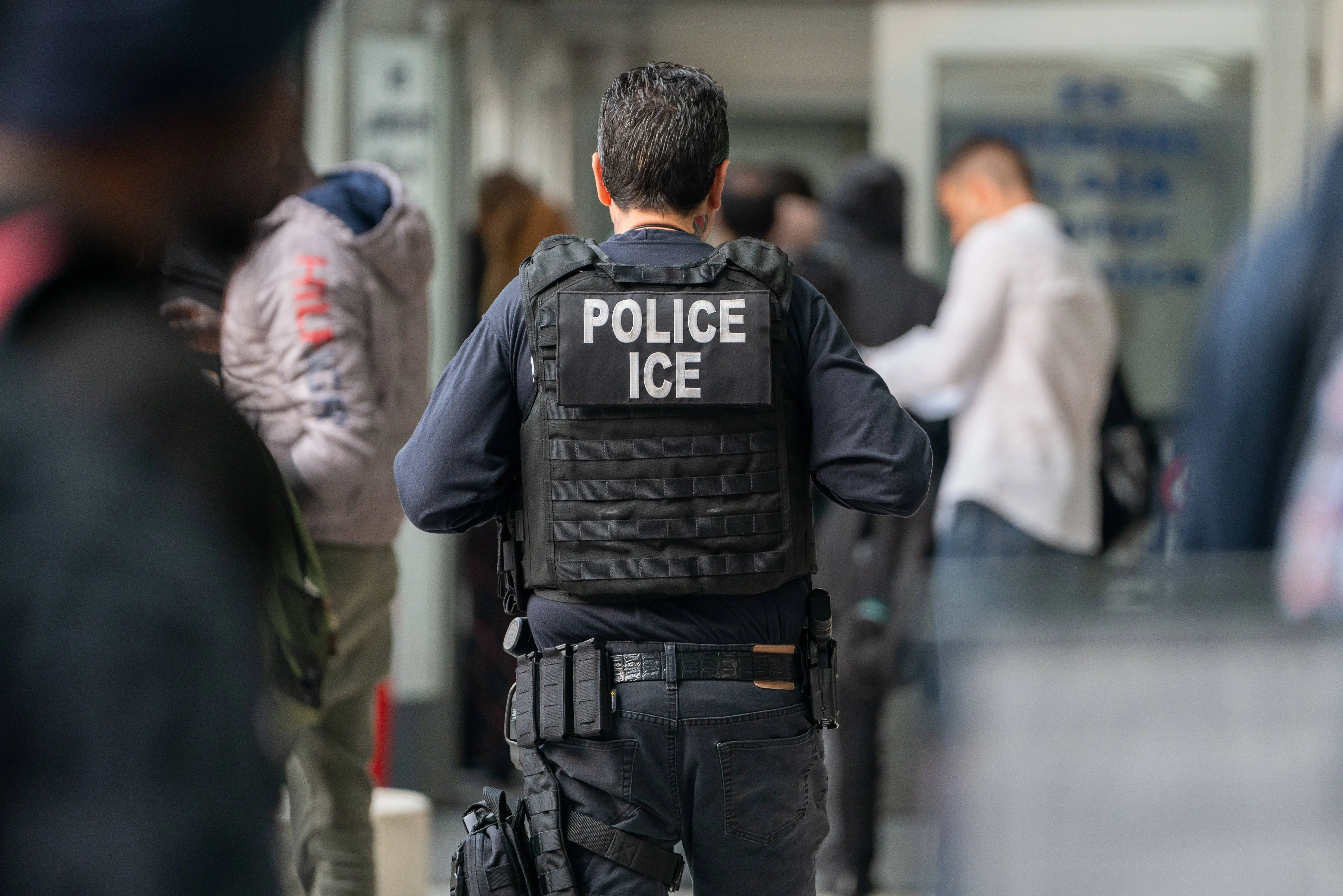 Viral video captures ICE agent hilariously slipping on ice and falling ...