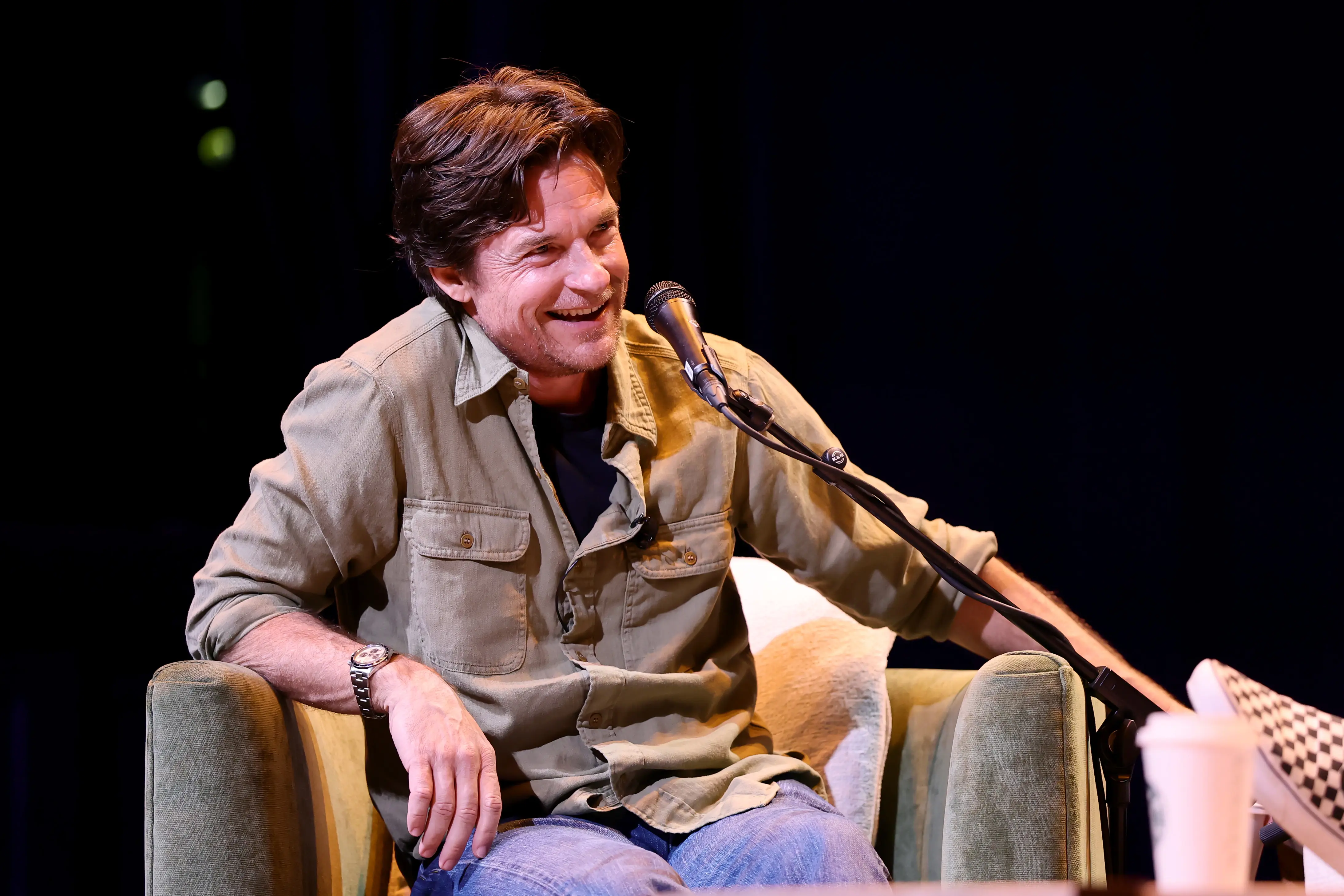 Jason Bateman’s hilarious Golden Globes bit steals the spotlight from ...