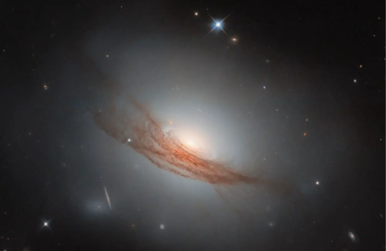 NGC 7722 reveals dust lanes and rings in new NASA ESA Hubble image ...
