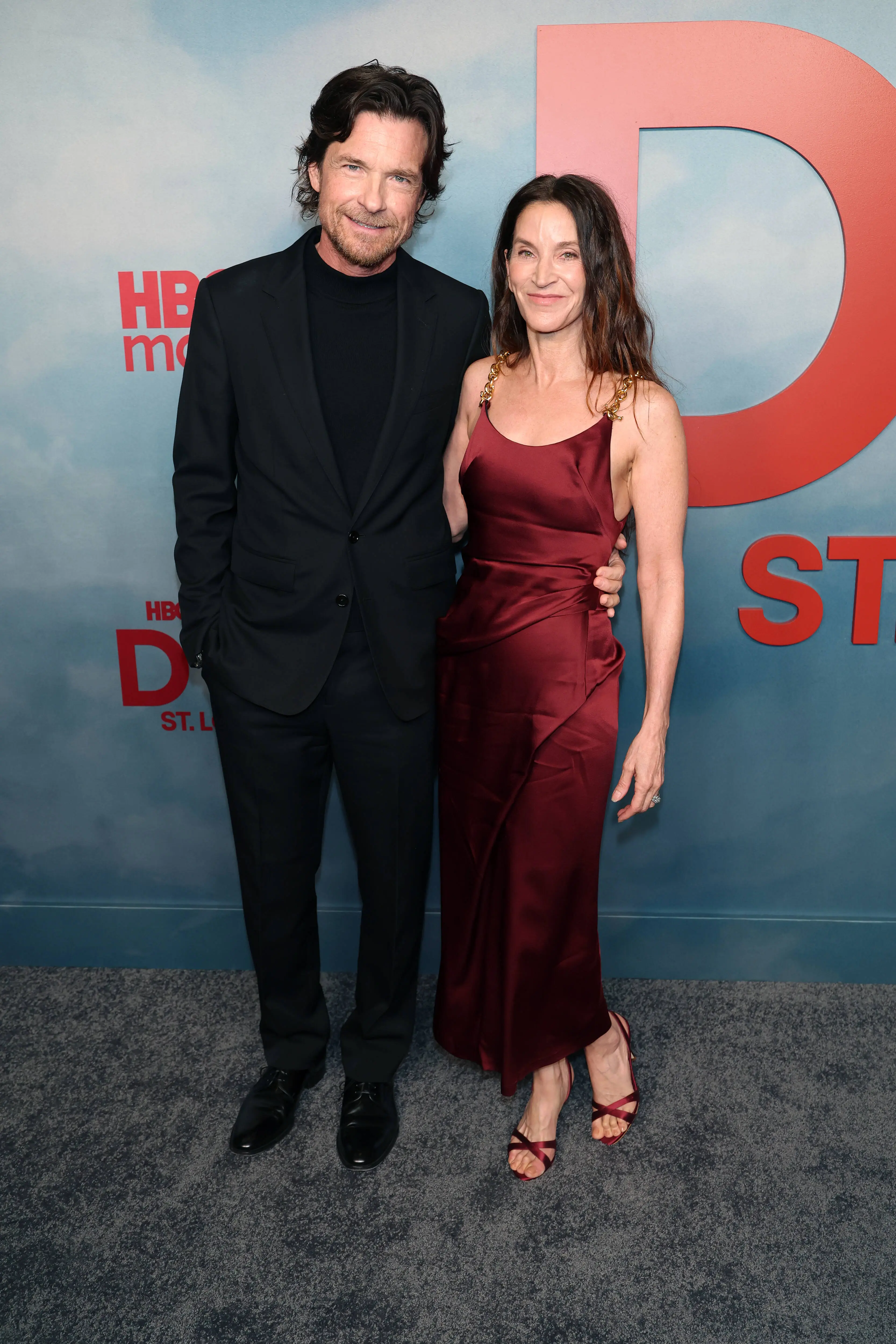 Jason Bateman and wife Amanda Anka step out for a rare Red Carpet date ...