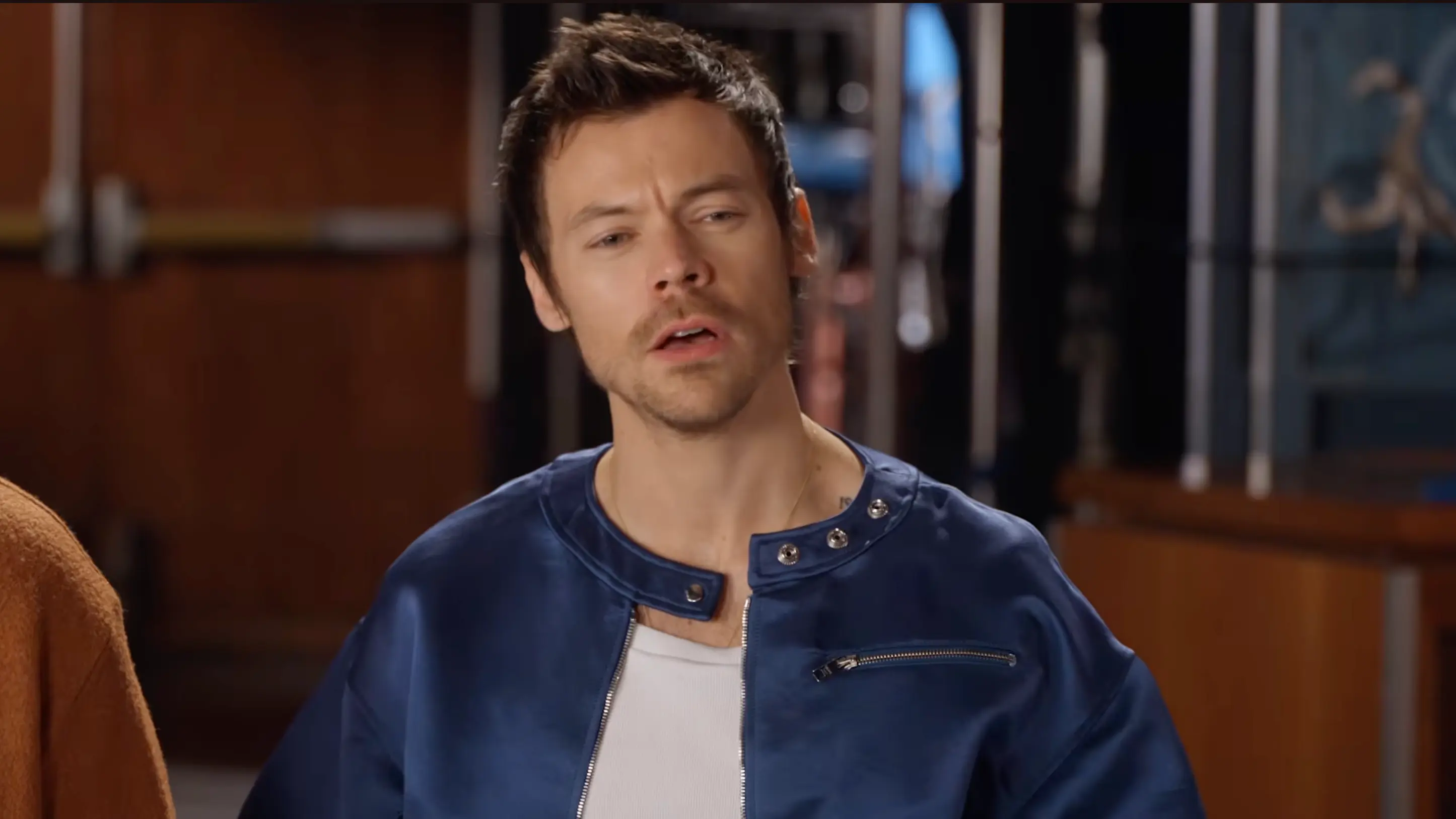 Saturday Night Live's new promo features Harry Styles walking in on ...
