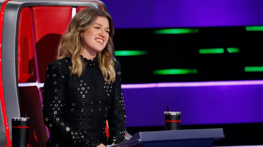 Kelly Clarkson breaks down in tears on The Voice season 29 as Jake Hoot ...