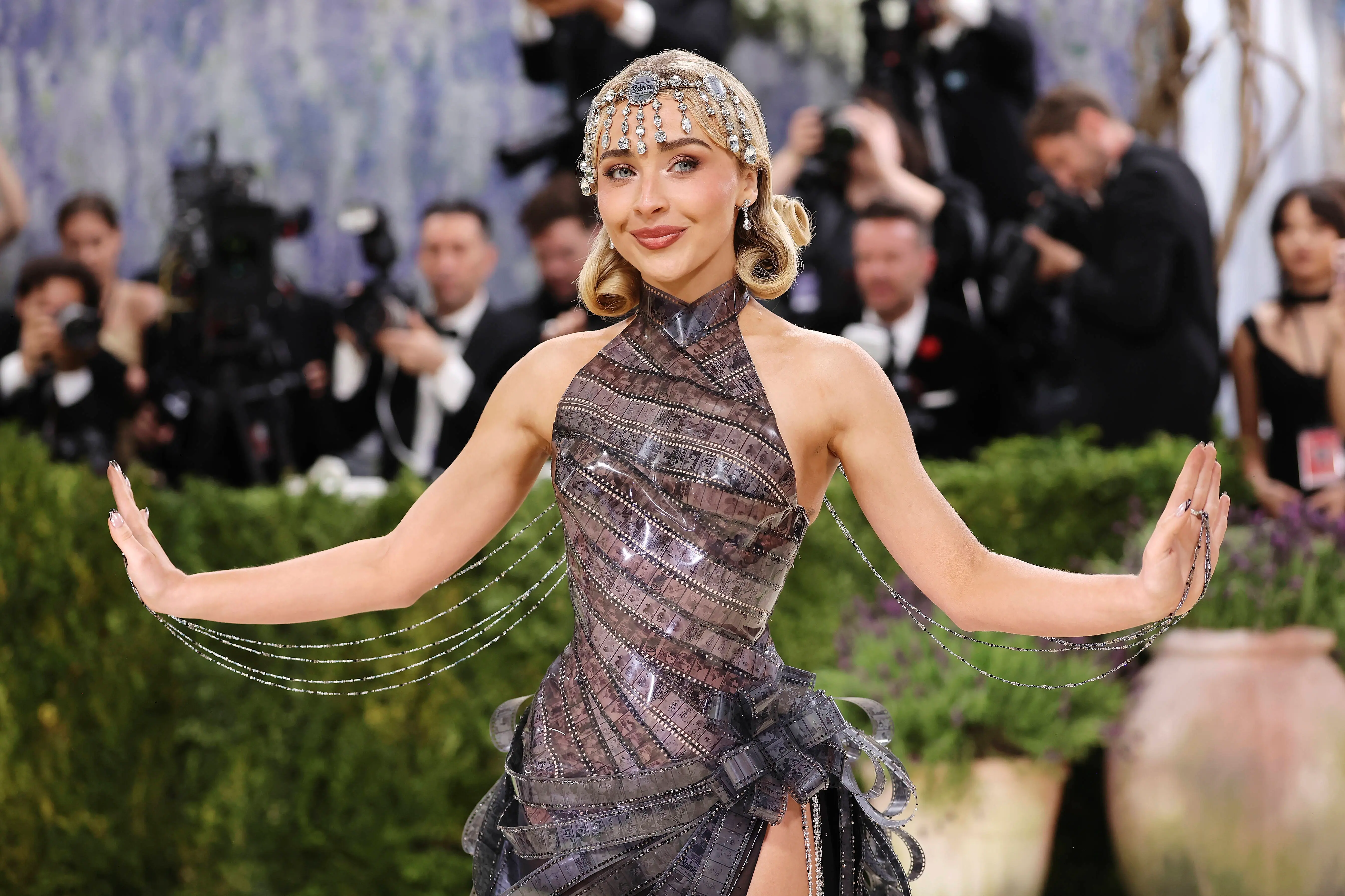 How did Sabrina Carpenter get her Met Gala 2026 faux bob? Old Hollywood ...