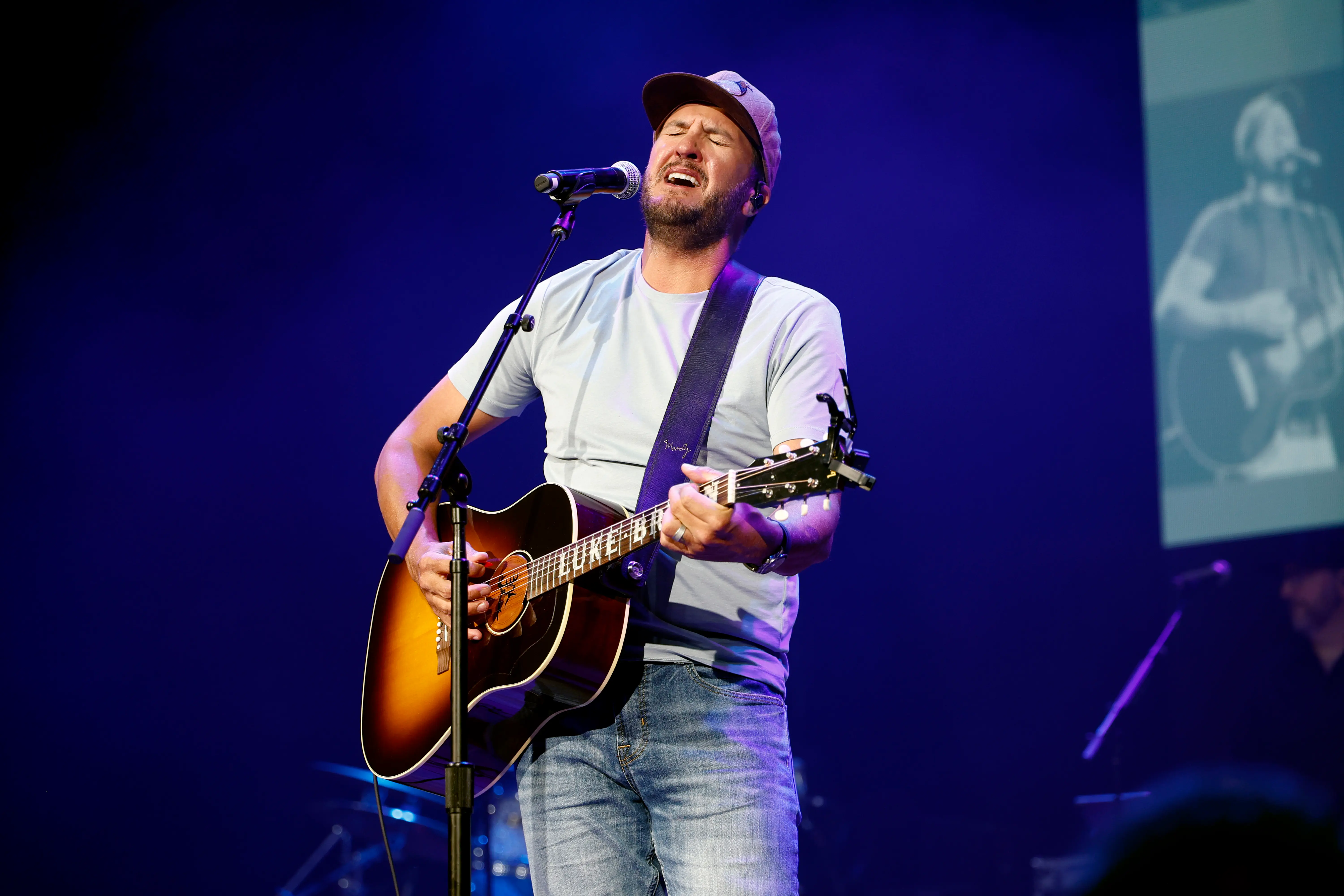 Luke Bryan joins Julián Kalel for “A Thousand Miles From Nowhere” cover ...