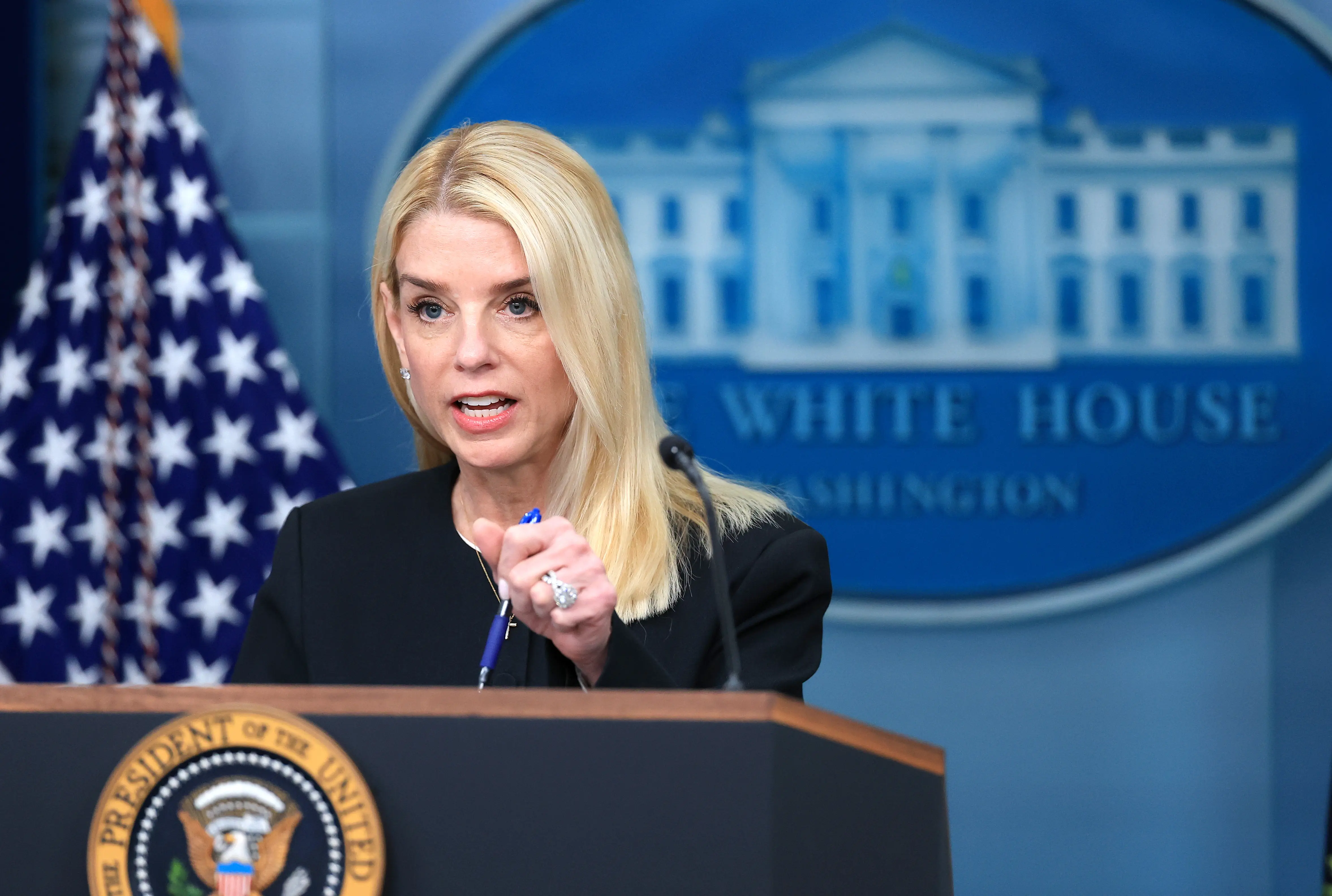 “What is going on?”: Pam Bondi cancer diagnosis befuddles Internet ...