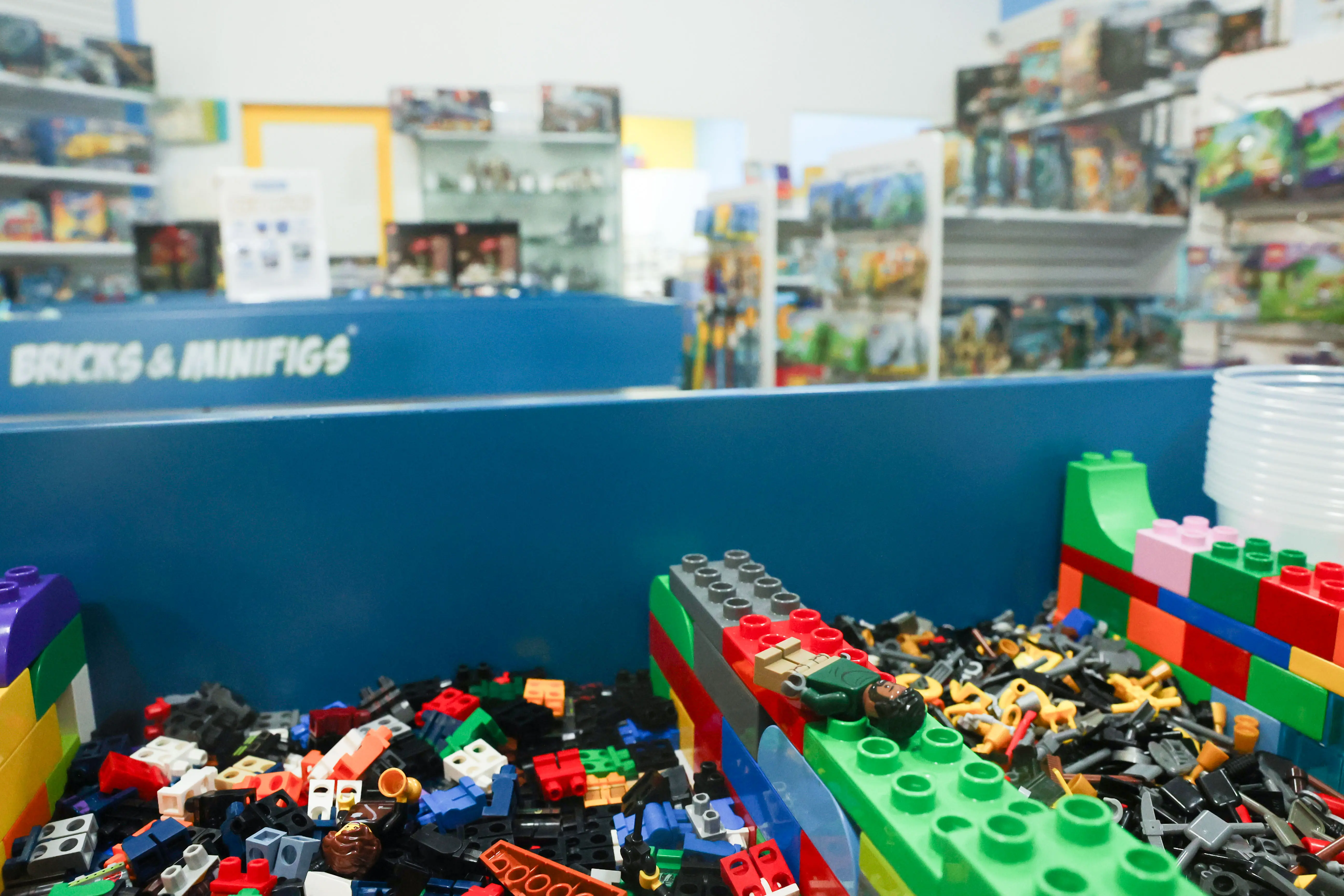 Bricks & Minifigs agrees to drop lawsuit and compensate Lego scam ...