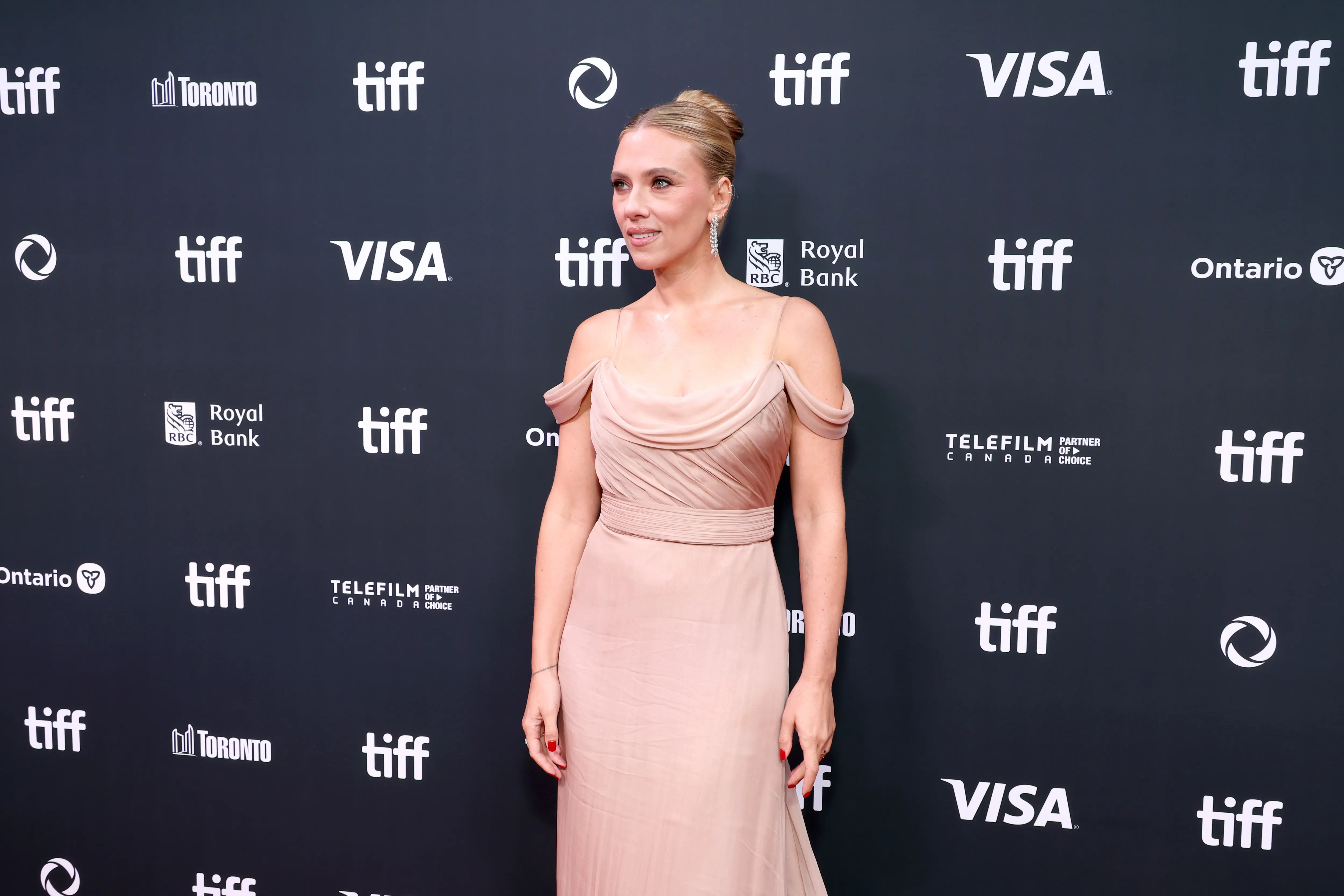 Mike Flanagan's '70s reboot reveals Scarlett Johansson first look ...