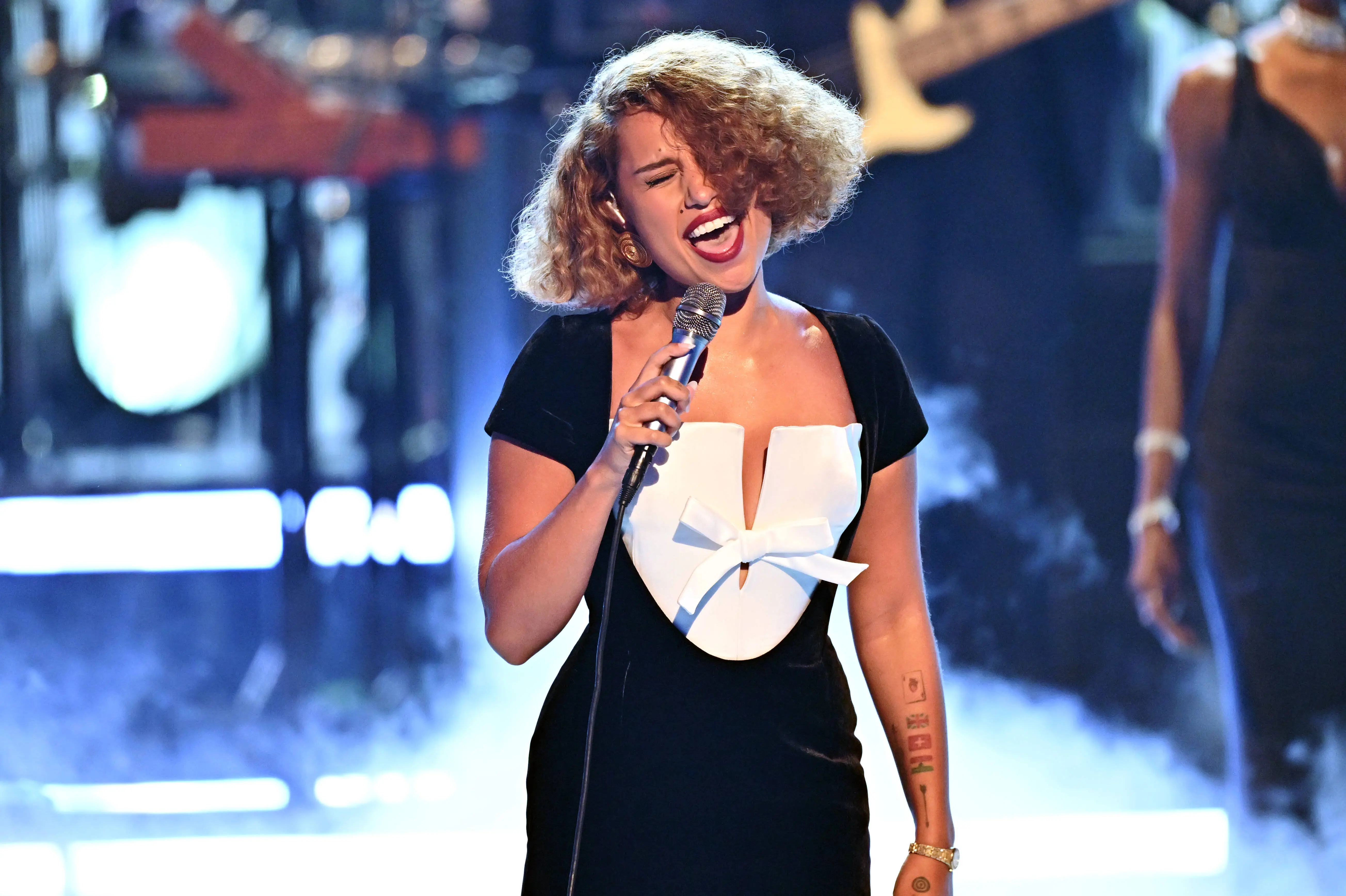 Raye Shocks BET Awards Crowd As Her “Nightingale Lane” Performance ...