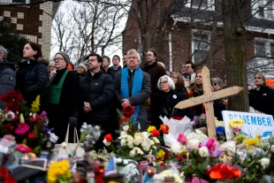 Anti-ICE protesters confront a Portland police officer for claiming he ...